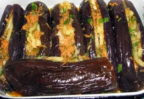 Eggplant sauer nrog carrots greenery thiab qej hauv ib lub phaj