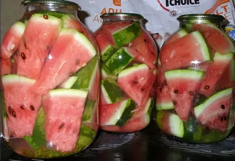 Maasin nga mga watermelon sa mga bangko