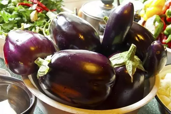 Eggplant a cikin farantin