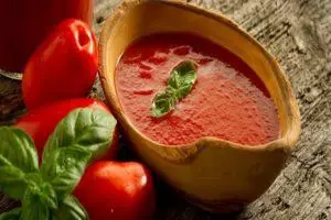 Top 17 recetas de salsa de tomate del tomate en casa para el invierno