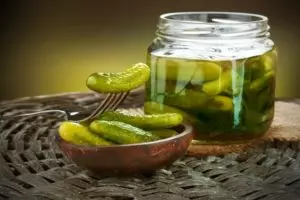Barr 10 de na oidis is delicious le haghaidh cucumbers milis agus géar i Bulgáiris don gheimhreadh i mbainc lítear