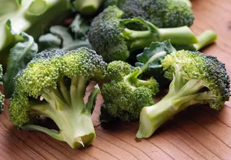 Brokolia mahai gainean