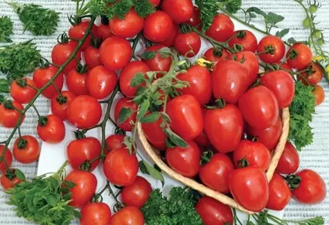 बाहेरील टोमॅटो चेरी स्ट्रॉबेरी एफ 1