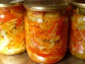 8 bästa recept för marinerad zucchini med kål för vinter
