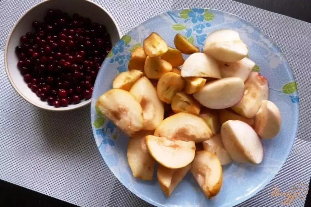pears thiab Lingonberry