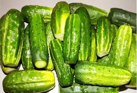 Cucumbers Kremlin didasilẹ lori tabili