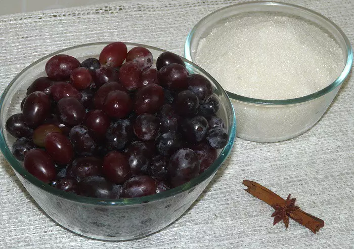 Steg-for-trinns oppskrift på matlaging av syltetøy fra druer til vinteren hjemme