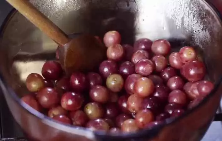 Grapes nyob rau hauv saucepan