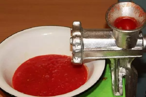 Máy xay thịt với cà chua
