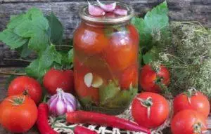 Top 4 Rysáit blasus ar gyfer tomato tun gyda sos coch Chile ar gyfer y gaeaf