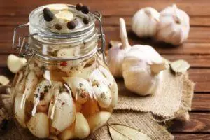 Deliziose ricette di cucina all'aglio per le regole invernali e stoccaggio