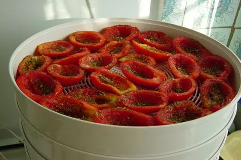 Oppskrift på matlaging Tørkede tomater for vinteren i en tørketrommel for grønnsaker