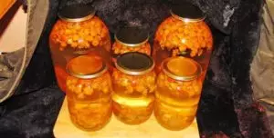 Resep sederhana untuk membuat penutupan cloudberry untuk musim dingin