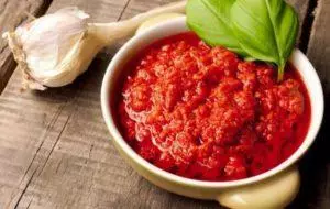 8 resep teratas untuk membuat penyesuaian dari tomat dan bawang putih tanpa memasak untuk musim dingin