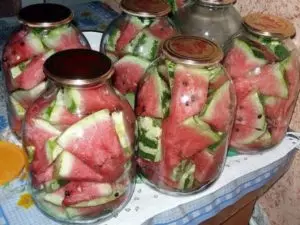 Resep cepat lezat untuk semangka yang diasinkan untuk musim dingin di bank