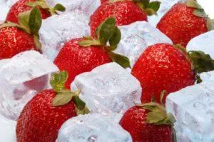सर्दियों में स्ट्रॉबेरी को फ्रीज करने के लिए घर कैसे