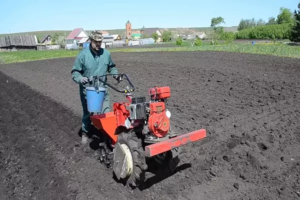 A motoblok használatával.