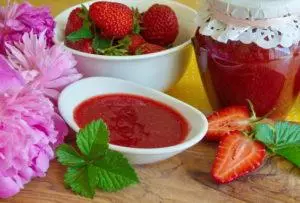 खाना पकाने के स्ट्रॉबेरी के लिए 12 व्यंजनों, सर्दियों के लिए चीनी के साथ रगड़