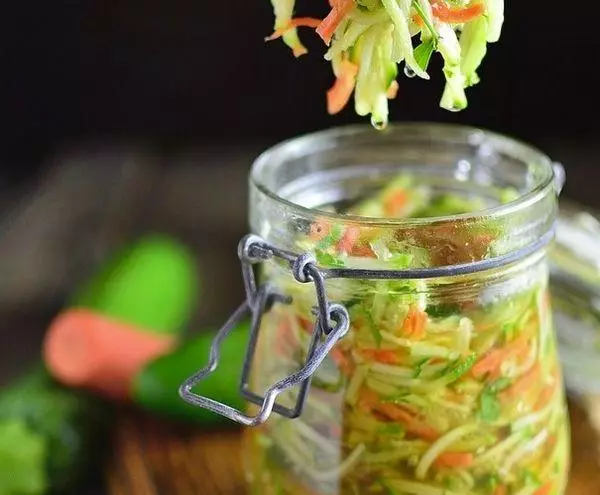 Marinoitu salaatti
