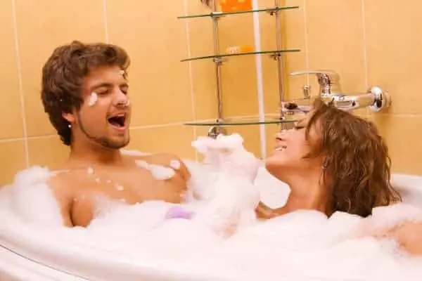 Kvinne og mann tar et bad