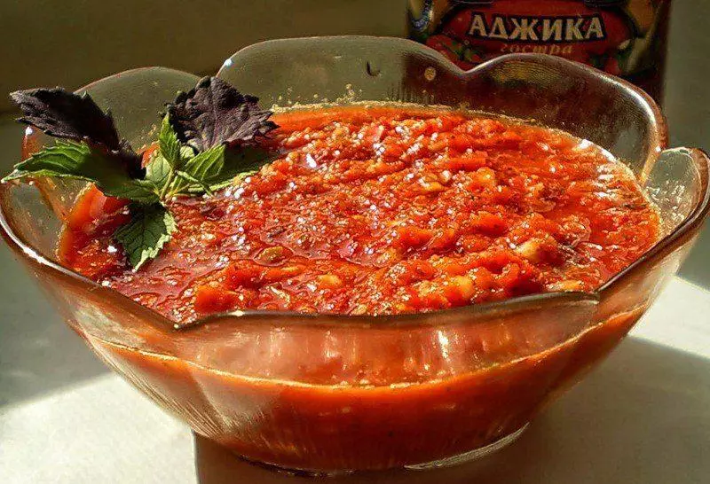 Adzhika מן עגבניות
