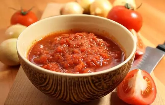 Adzhika de tomate.