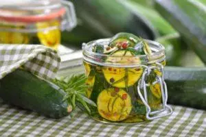 8 pinakamahusay na mga recipe para sa marinating zucchini bawang para sa taglamig