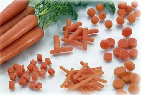 टेबल वर sliced ​​गाजर