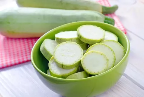 Zucchini an enger Schossel