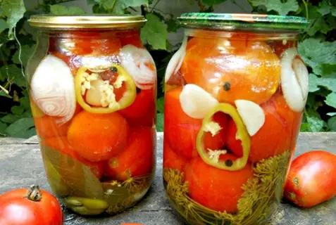 Pomidorai su citrinų rūgštimi stiklainyje