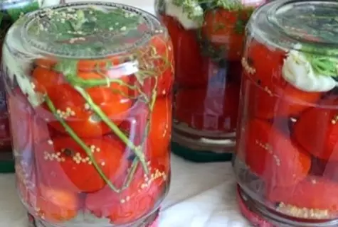 Tomates com ácido cítrico na mesa