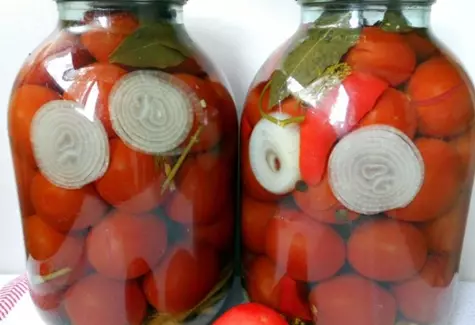 Tomates com ácido cítrico em um banco de 2 litros