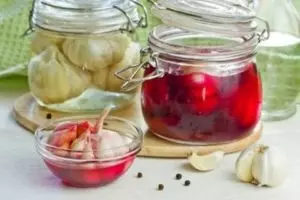 Recipes për të bërë hudhër të marinuar me gooseberry për dimër: