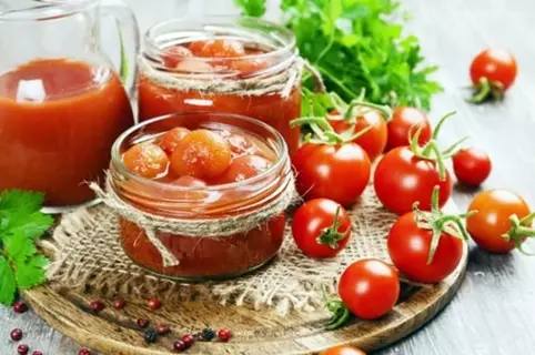 Cherry tomaten yn har eigen sop op 'e tafel