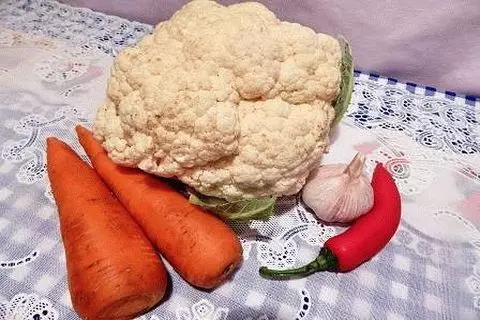 Zöldség az asztalon
