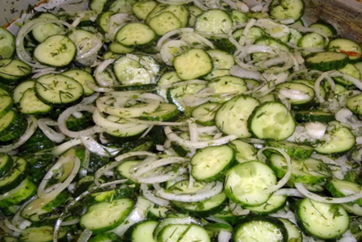 Salade van Nezhinsky komkommers
