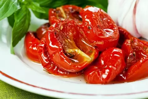 Kuivatatud tomatid plaadil