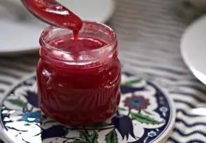 Recept för skördssås av röd vinbär för vintern