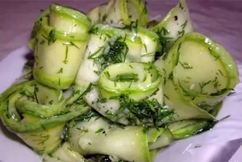 Zucchini con miele e aglio in un piatto