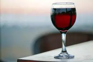 En iyi 6 tarif, Kishamis'ten şarap yapmak için evde nasıl