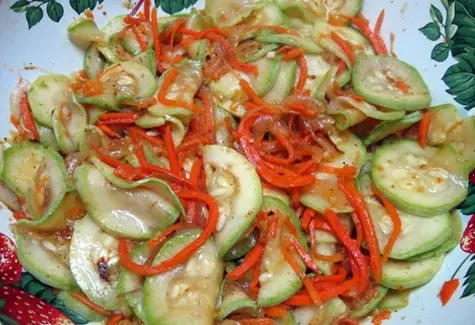 Koriaan zucchini saladi