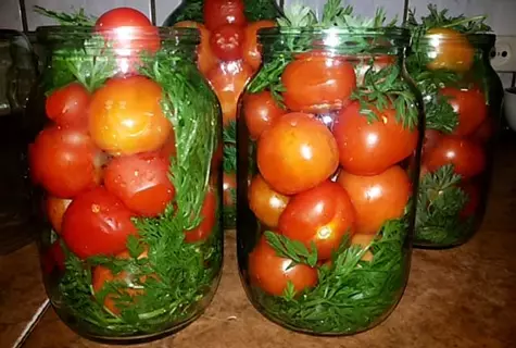 Tomates avec poêle à carottes sur la table