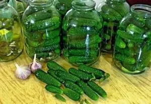 Ezi ntụziaka nke mkpọ cucumbers nke villainy na vodka maka oge oyi