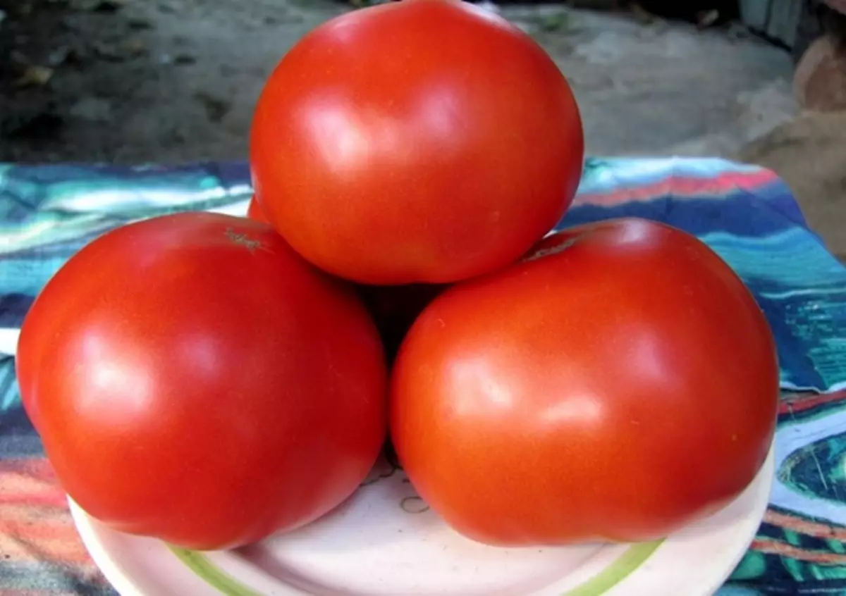 зовнішній вигляд томату Червоним червоно F1