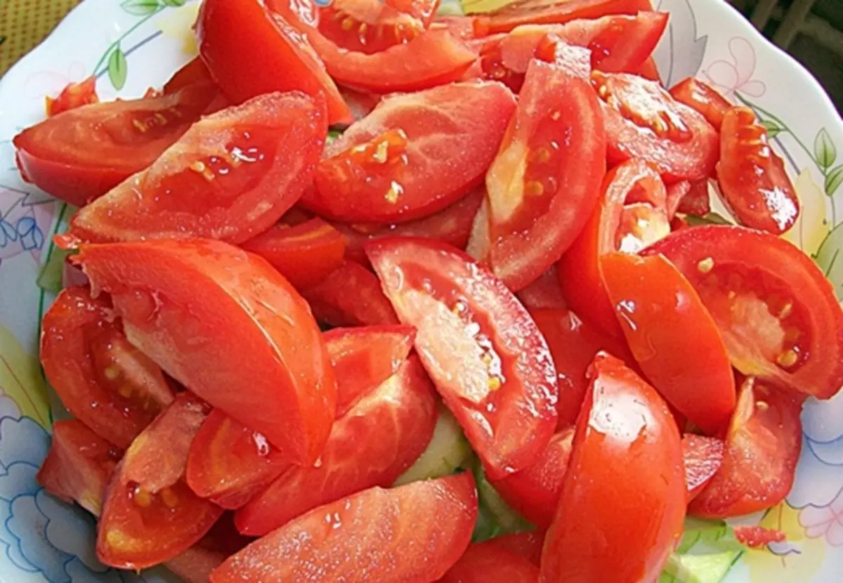 Salat med tomat.