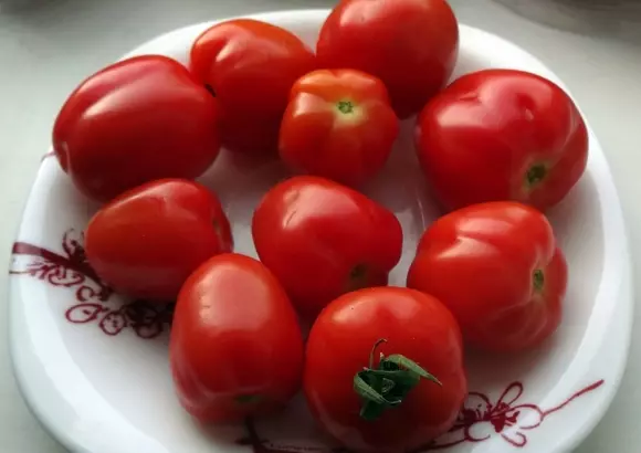 Tomato Cherry Jahoda v talíři