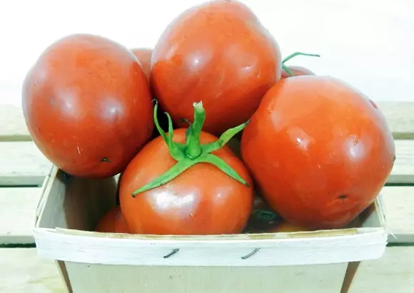 番茄在籃子裡的多個人