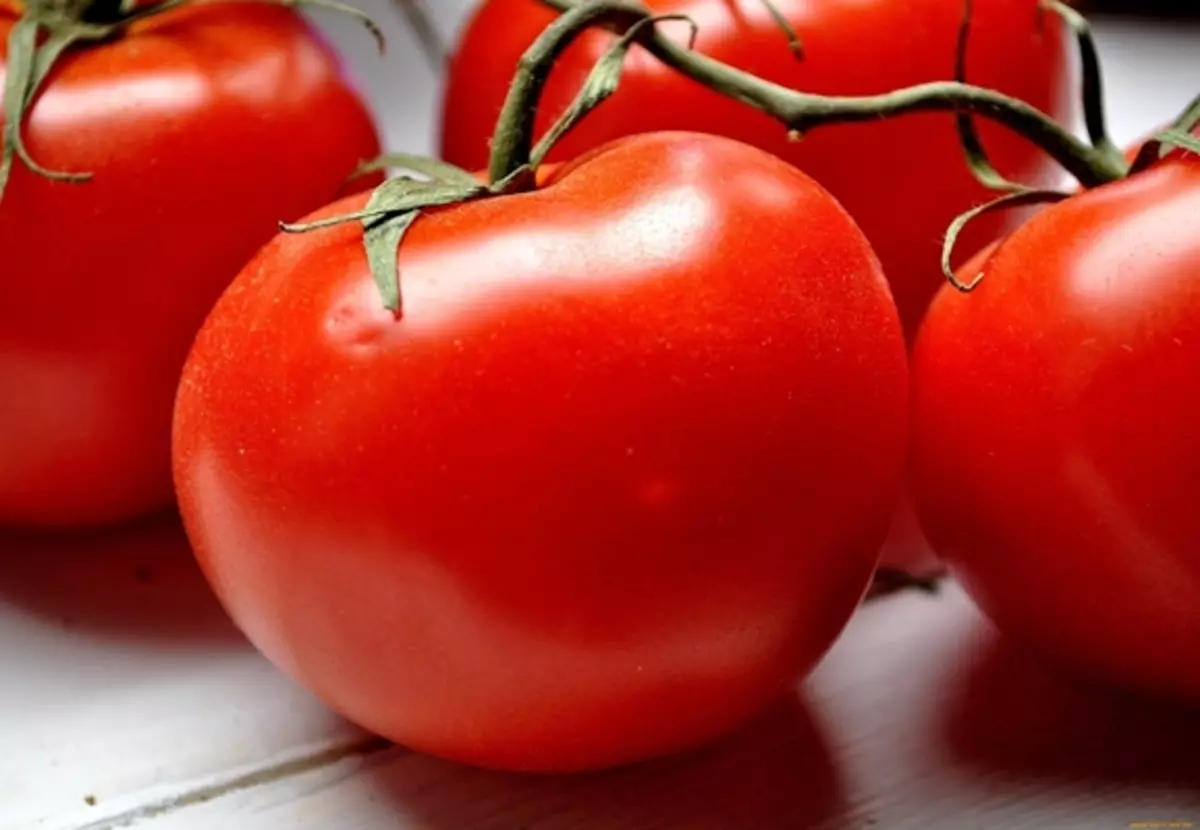 Tomaten-Erdbeer-Dessert auf Tabelle