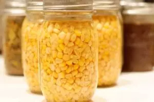 Ako zachovať kukuricu v klasoch a zrnách doma na zimu, recepty so sterilizáciou a bez