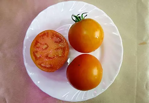 Tomati ounjẹ ninu awo kan